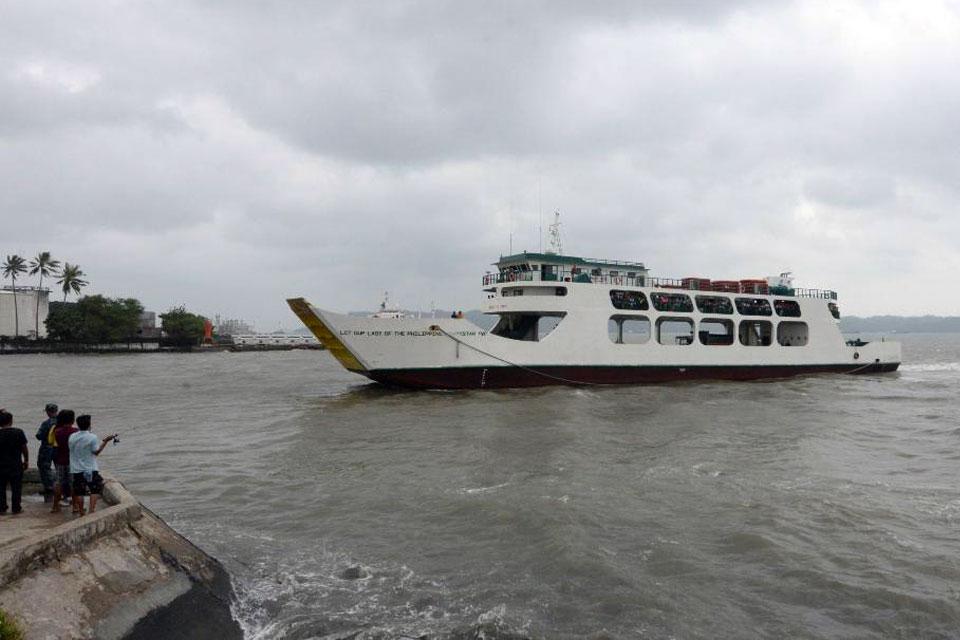 RoRo vessels start ferrying stranded passengers in Iloilo port | Photos ...