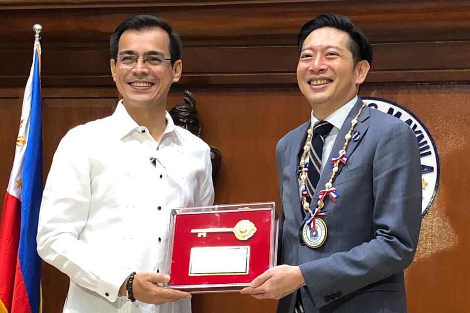 Manila mayor Isko welcomes Singapore envoy | Photos | GMA News Online