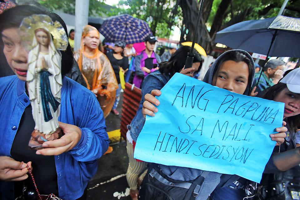 Pro-Leni group shows support at DOJ | Photos | GMA News Online