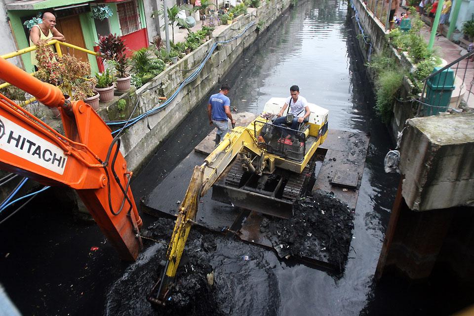 Tondo estero declogged to prevent flooding | Photos | GMA News Online