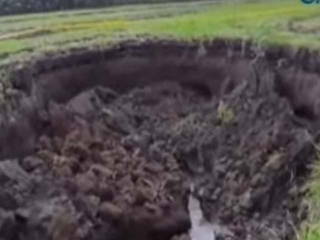 Sinkhole appears on Albay rice field amid heavy rain | GMA News Online