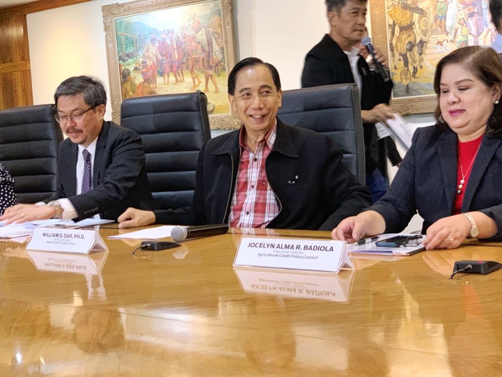 Over 1,000 Tarlac farmers get loan aid from DA, LandBank | GMA News Online