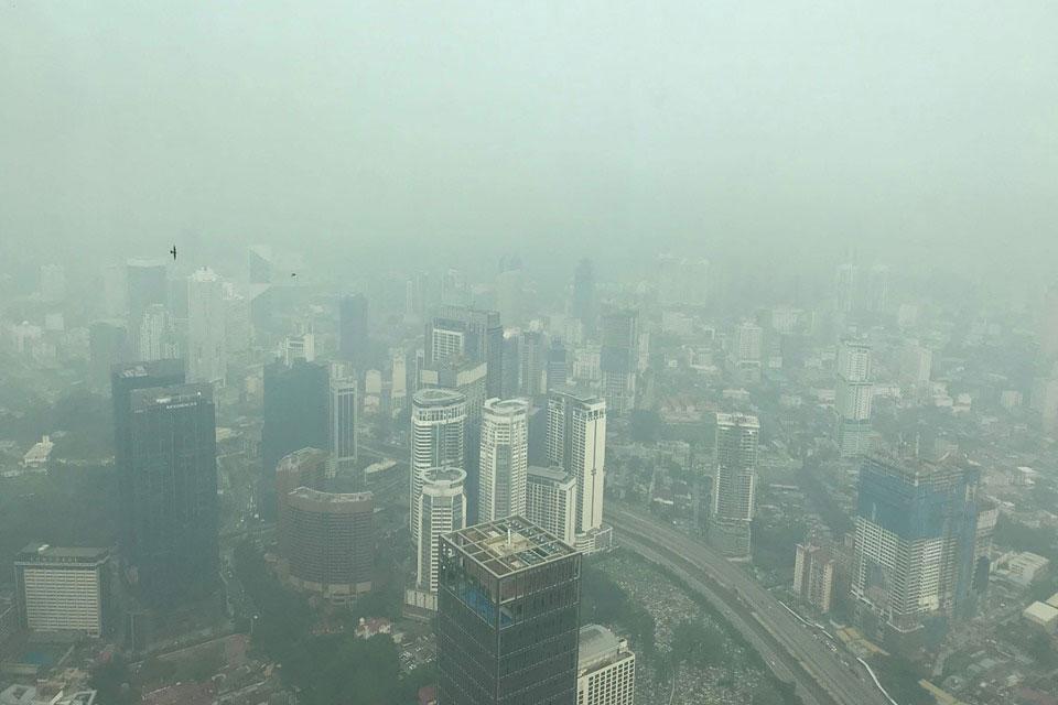 Haze from Indonesia forest fires reaches Malaysia | Photos | GMA News ...