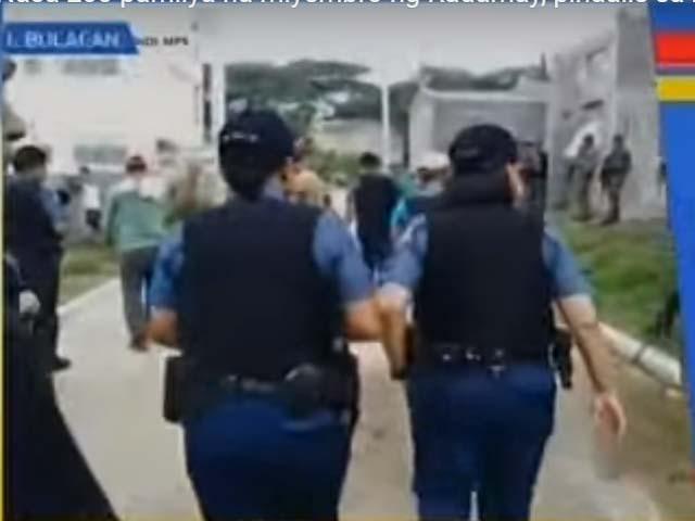 Nasa 200 pamilyang miyembro ng Kadamay, pinaalis sa mga pabahay na ... Nasa 200 pamilyang miyembro ng Kadamay, pinaalis sa mga pabahay na ...