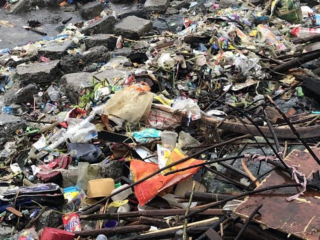 Garbage from Manila Bay wash up onto Baywalk due to heavy rains | GMA ...