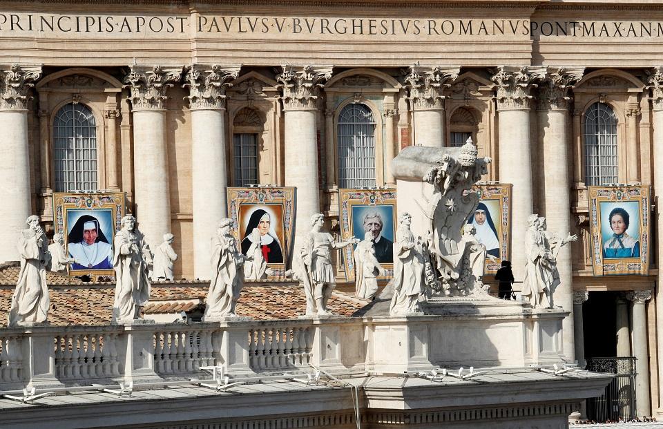 Pope canonizes British Catholic luminary John Henry Newman, four others ...