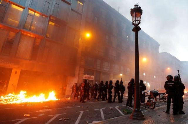 Clashes in central Barcelona on fifth day of separatist protests | GMA ...