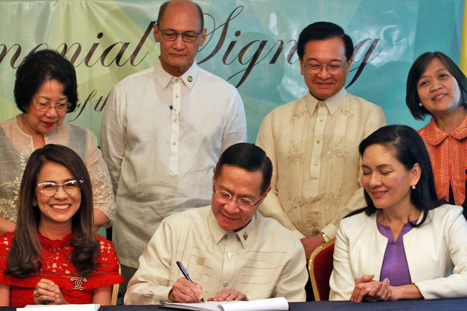 Universal Health Care Law IRR signed | Photos | GMA News Online