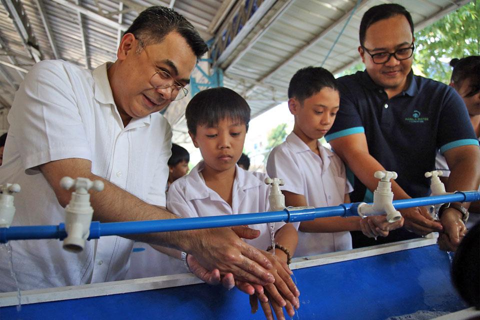 DepEd leads 'Global Hand Washing Day' in schools | Photos | GMA News Online
