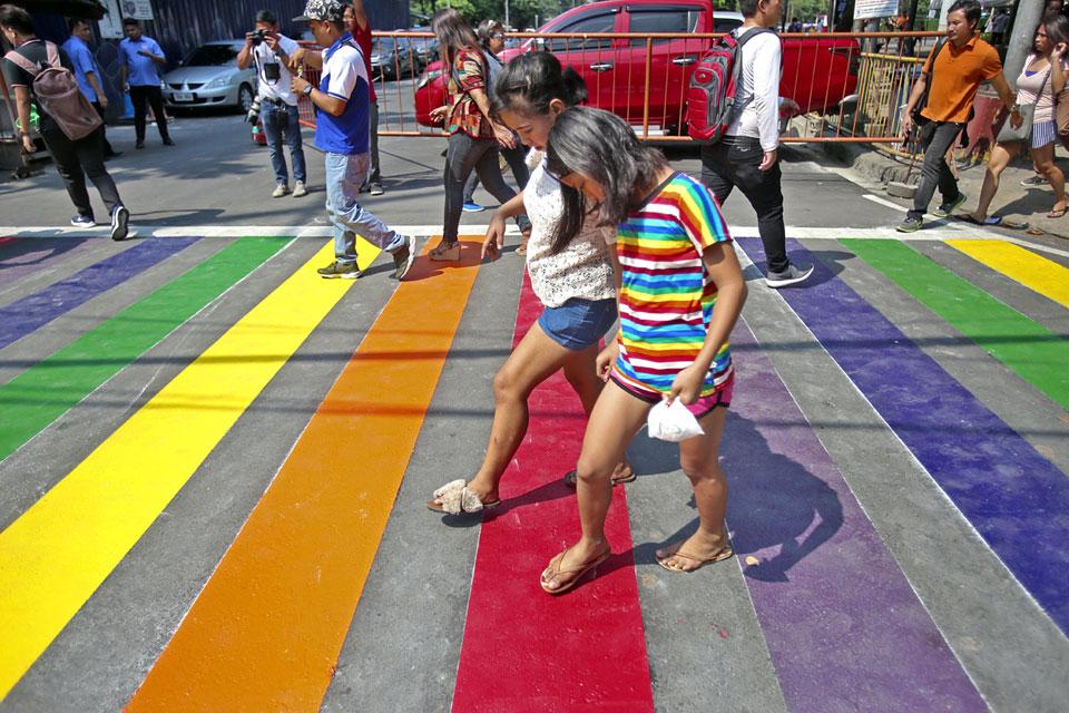Manila City Hall introduces rainbow colored pedestrian crossing ...