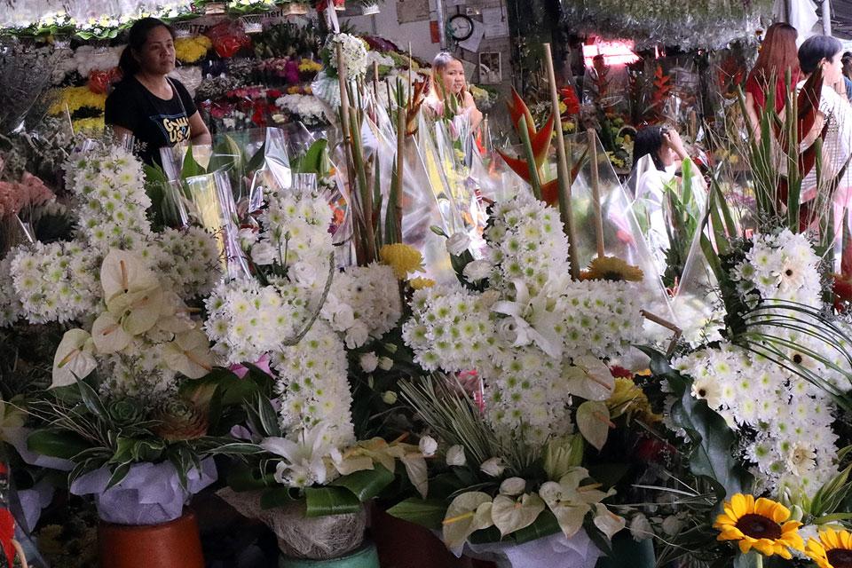 Flower prices to go up as Undas nears | Photos | GMA News Online