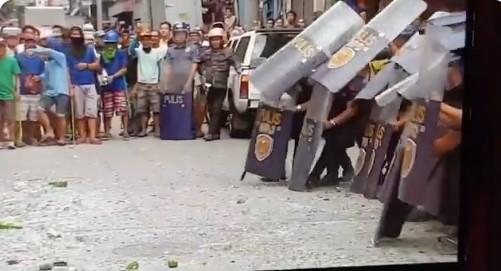 Demolition team, informal settlers clash in Binondo, Manila | GMA News ...