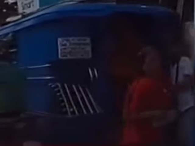 Lalaking pasakay ng jeep, nahati ang katawan matapos makaladkad ng ... Lalaking pasakay ng jeep, nahati ang katawan matapos makaladkad ng ...