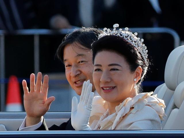 Japan imperial couple rides through Tokyo in grand enthronement parade ...