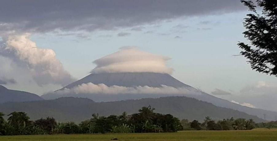 Tip of Mayon covered by cloud formation | GMA News Online