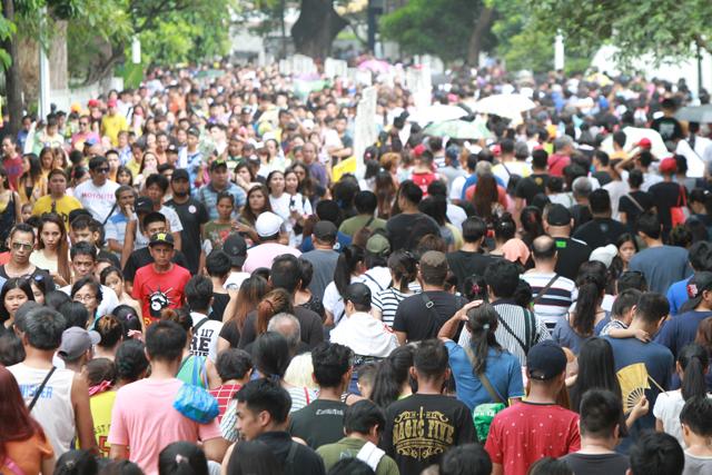 Police crowd estimate in Manila North Cemetery hits half a million ...