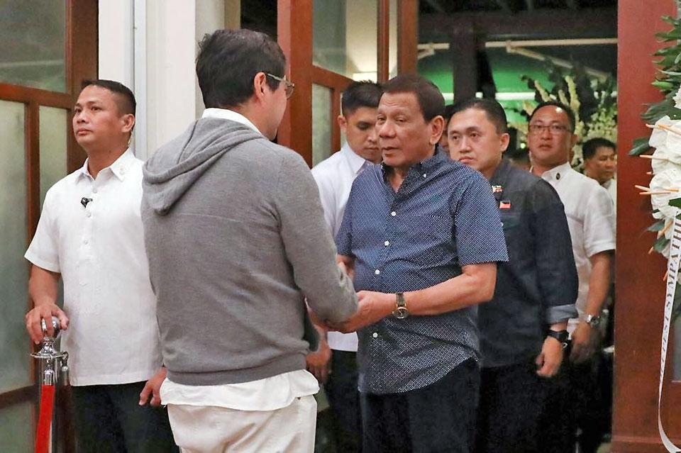 Duterte visits wakes of John Gokongwei Jr, Lucio Tan Jr | GMA News Online