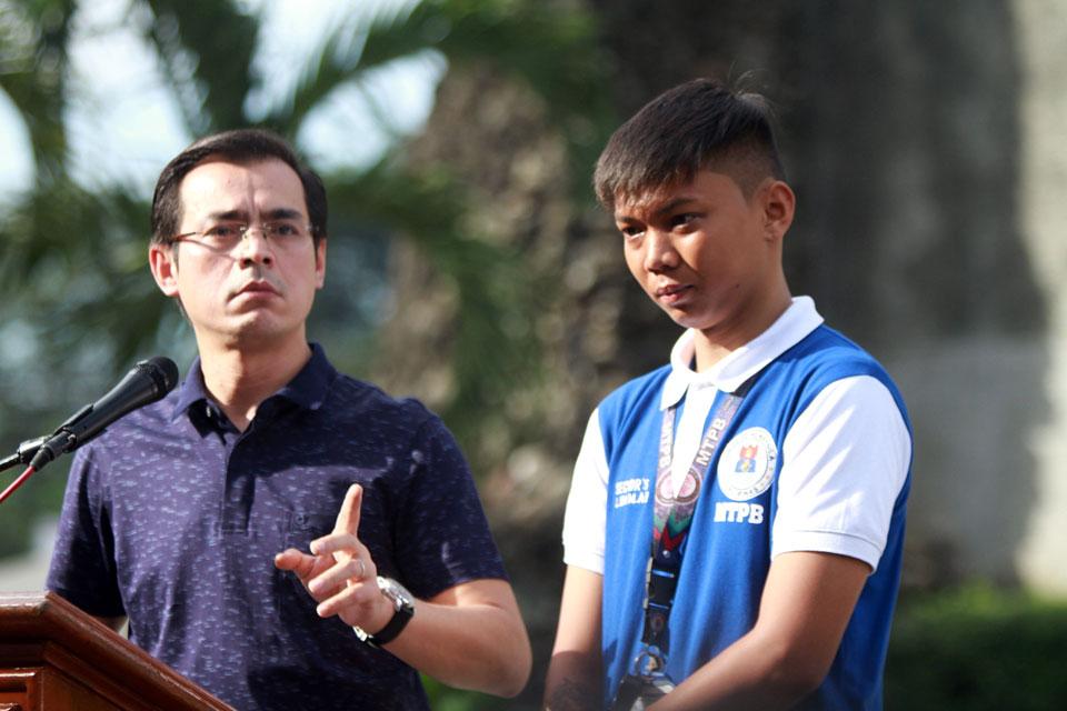 Mayor Isko promotes traffic enforcer dragged by car | GMA News Online