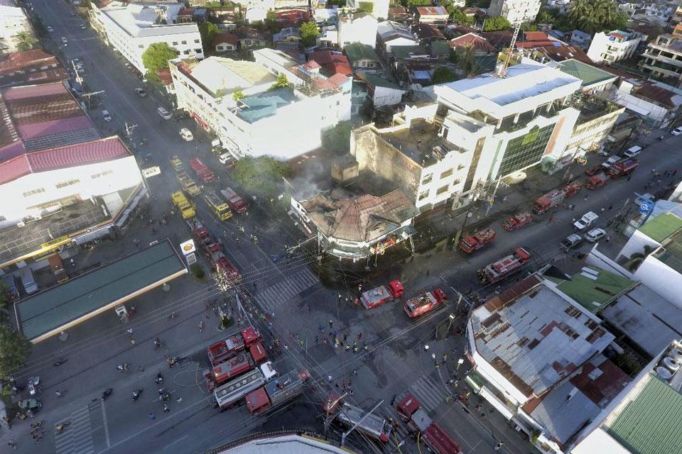 Fire hits old building in Iloilo | Photos | GMA News Online