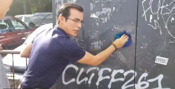 Mayor Isko, nagalit habang nagkukuskos ng graffiti sa Bonifacio Shrine ...