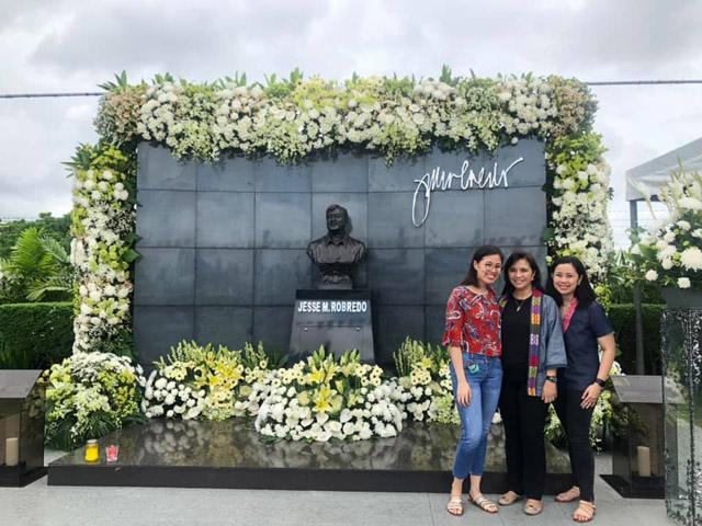 VP Robredo, daughters visit Jesse's tomb on Undas | GMA News Online