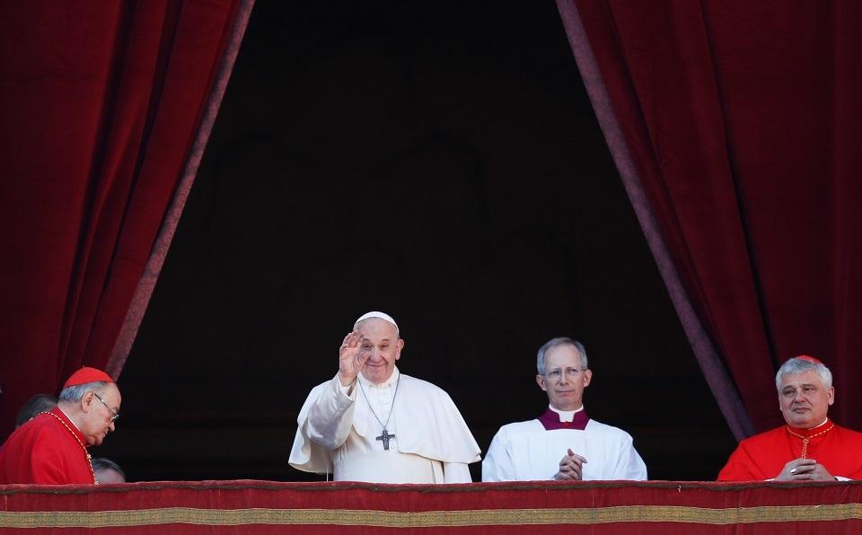 Pope defends migrants, calls for peace in Christmas message | GMA News ...
