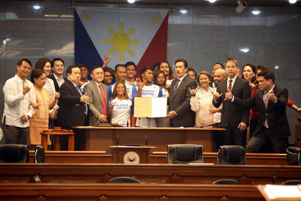Senate honors hero surfer Casugay | GMA News Online
