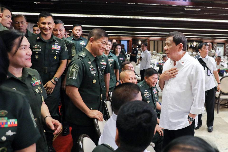 Duterte vows gov’t support to dependents of fallen soldiers, policemen ...