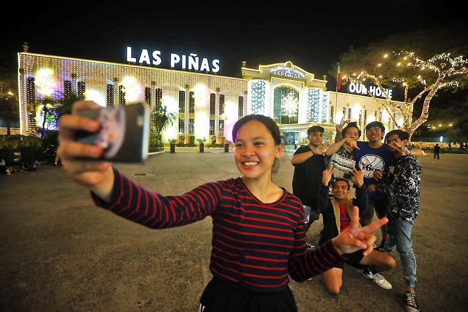 Las Piñas City hall lights up for Christmas | Photos | GMA News Online