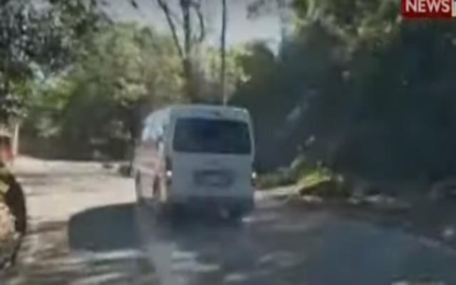 Puting van, namataang paikot-ikot sa Bataan para mamigay ng regalo ...