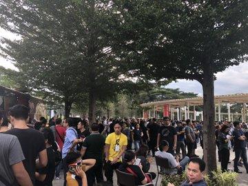 Long lines greet U2 fans at PHL Arena | GMA News Online