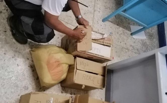 3 sekyu, arestado dahil nagnakaw daw ng relief goods sa evacuation ...