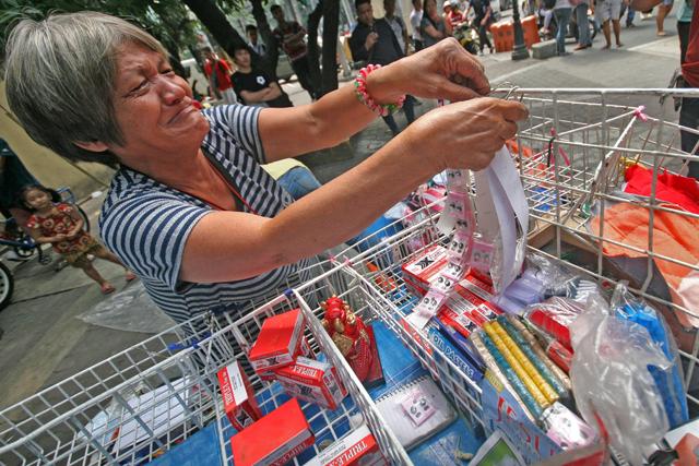 Clearing operation sends Manila vendor to tears | Photos | GMA News Online