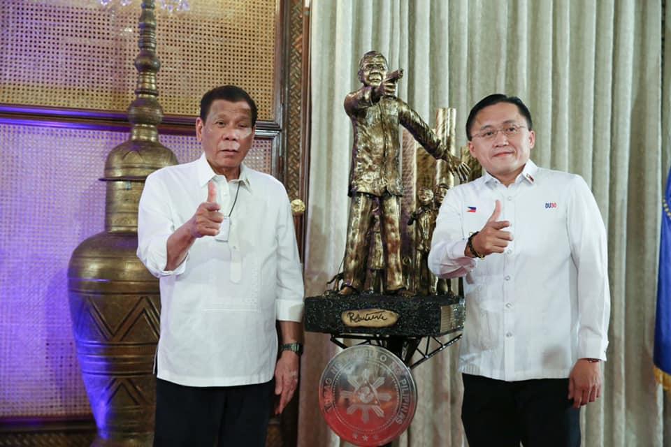 Duterte receives pistol-bearing sculpture | GMA News Online