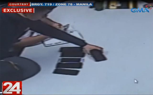 Riding in tandem snatcher, sumablay na sa atake, nalaglag ang mga ...