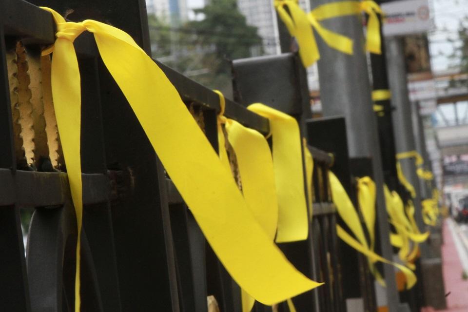 Yellow ribbons for EDSA People Power anniversary | Photos | GMA News Online