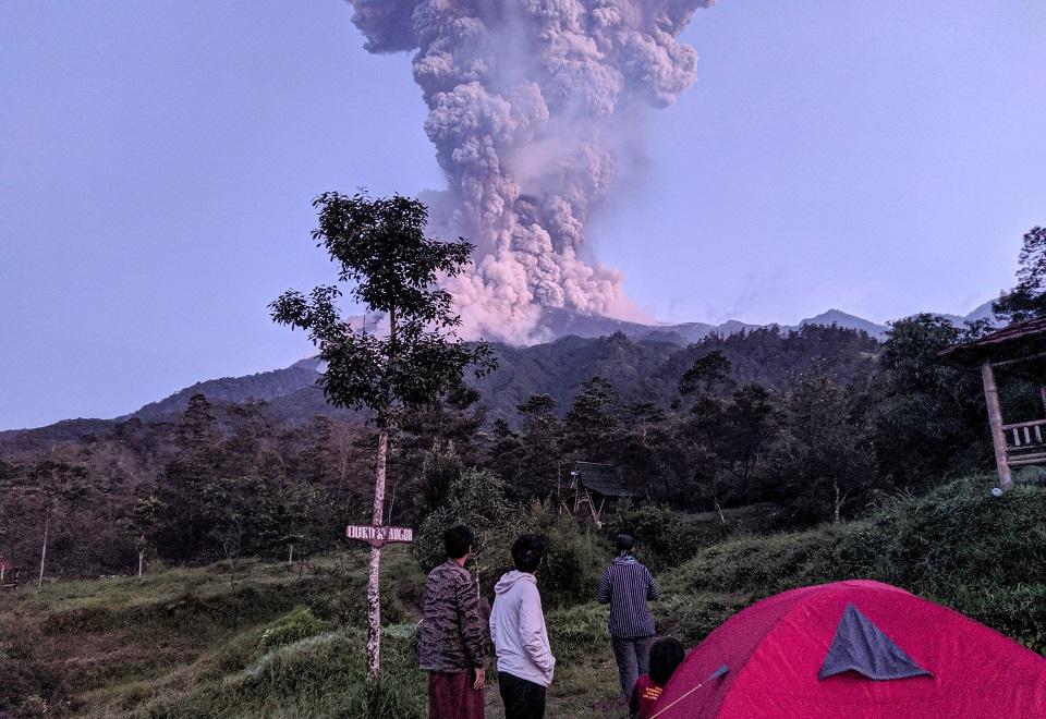 Indonesia shuts airport after Java volcano erupts | GMA News Online