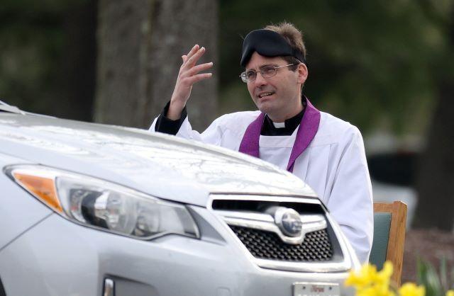 With churches closing, US priest offers drive-thru confessions | GMA ...