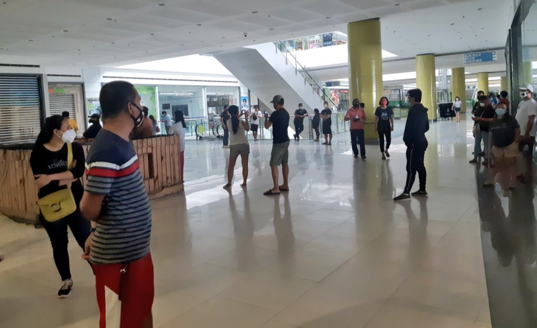 To wear or not to wear a face mask: Mall says it's for safety vs. COVID ...