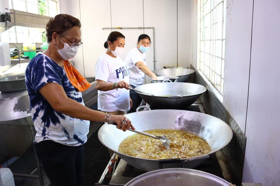 Pasig City sets up community kitchen, delivers meals to its frontliners ...
