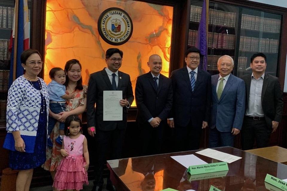 Salo takes oath as head of House contingent to HRET | GMA News Online
