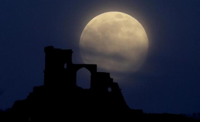 Largest supermoon of 2020 rises over a world battling COVID-19 | GMA ...