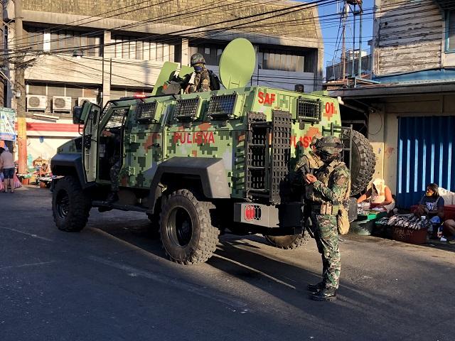 SAF members deployed at Blumentritt Market to help maintain social ...