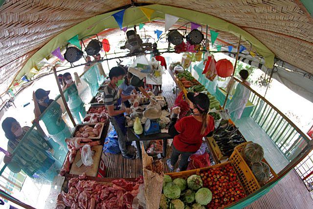 Floating market serves residents of remote barangay in Apalit amid ECQ ...