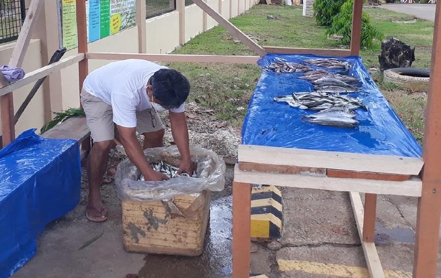 Pari sa Basilan, nagtitinda ng mga isda para makatulong sa mga ... Pari sa Basilan, nagtitinda ng mga isda para makatulong sa mga ...