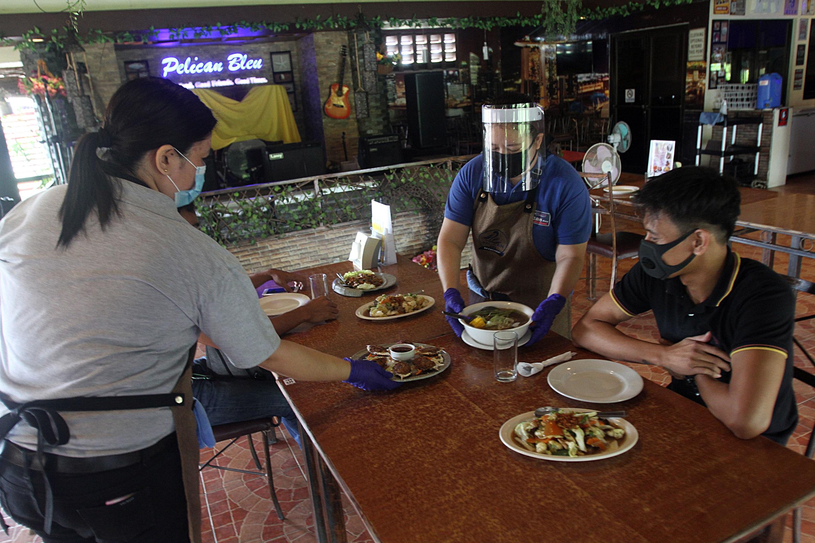 Dining in Cavite resto under the new normal | Photos | GMA News Online