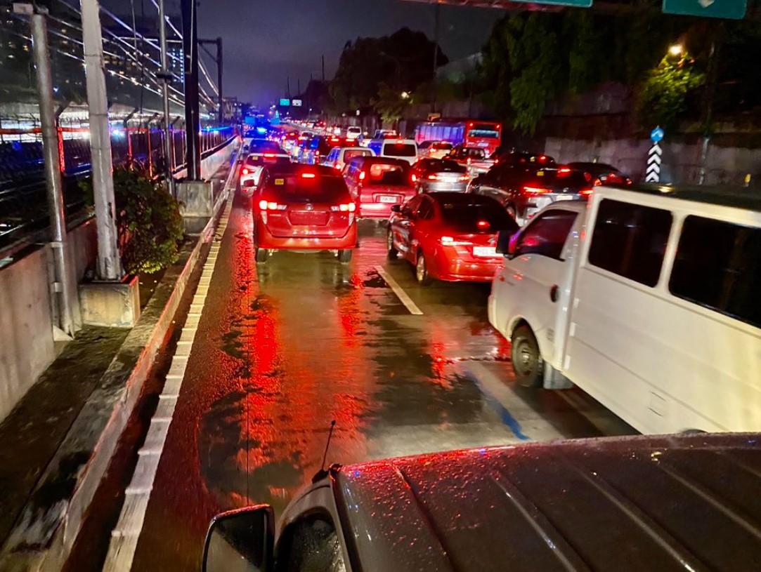 Heavy rain slows down traffic in Metro Manila on Thursday | GMA News Online