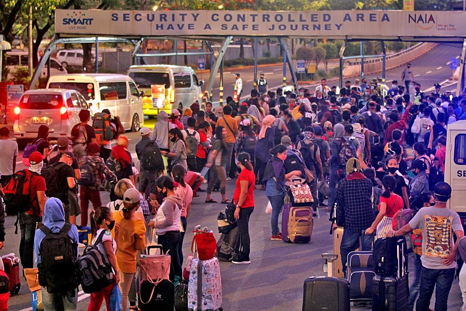 Stranded passengers wait for flights outside NAIA Terminal 3 | Photos ...
