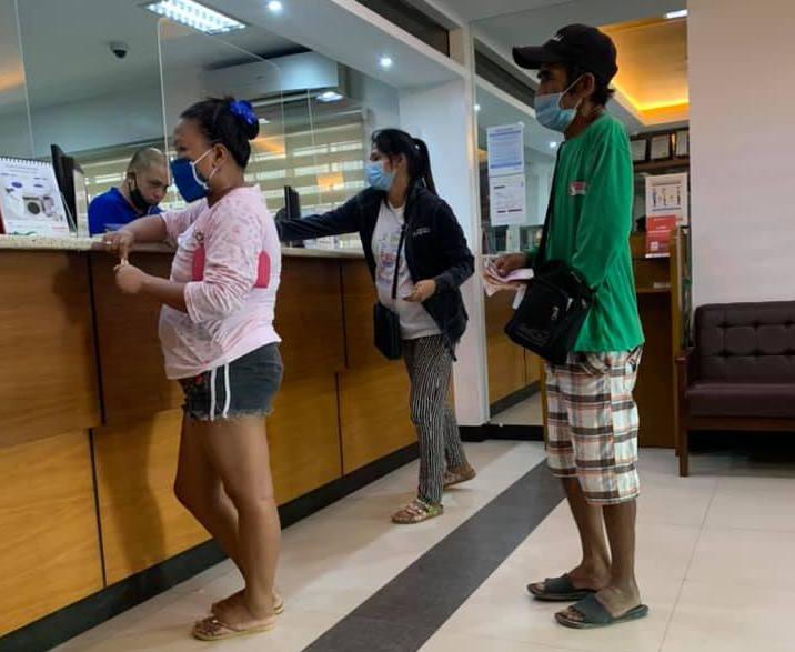 Woman pays for PhilHealth fee of stranger who was short of cash | GMA ...
