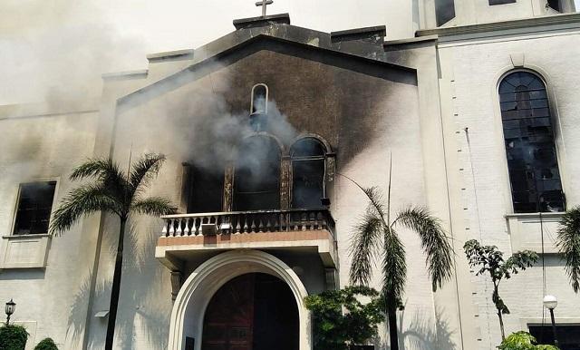 Fire hits Sto. Niño Church in Pandacan | GMA News Online